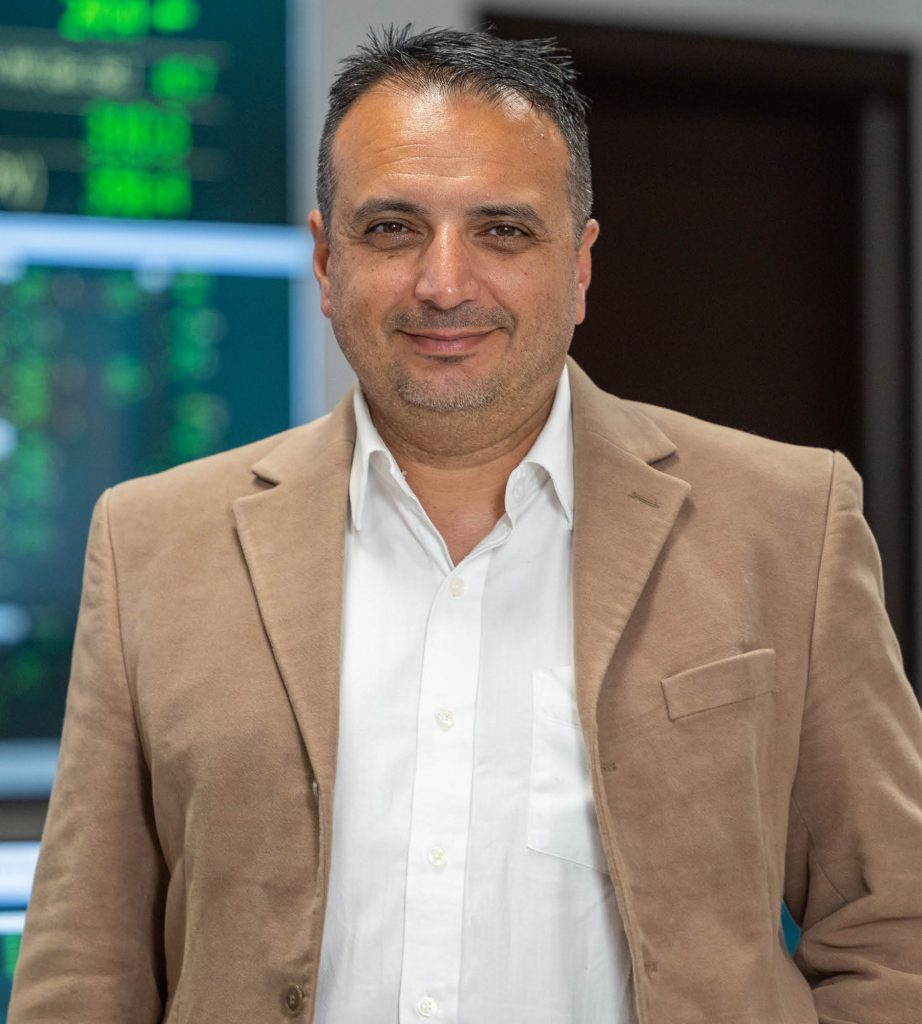 Jonathan Cardona – Global